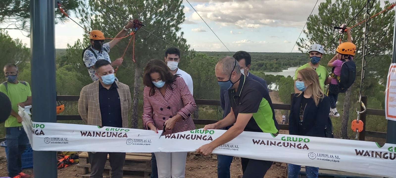 La delegada de Turismo inaugura la nueva tirolina de Waingunga ...