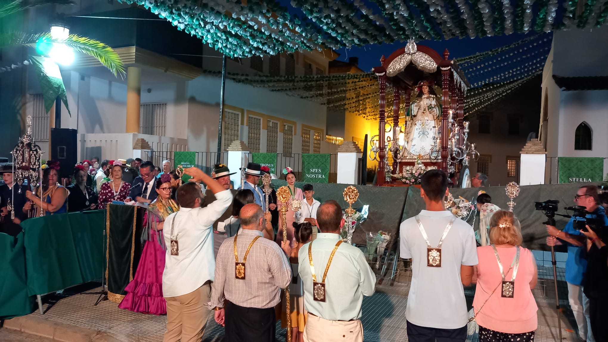La Redondela comienza su tradicional romería con la ofrenda floral a su ...